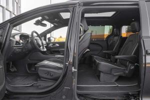 Black Chrysler Pacifica 2023 in Vilnius, with an engine capacity of 3.61 L and mileage of 69 thousand km for 29800 €, photo 18 on AUTOMOTO.COM.LV