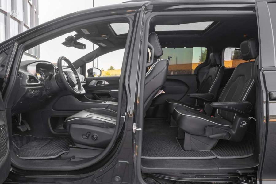 Black Chrysler Pacifica 2023 in Vilnius, with an engine capacity of 3.61 L and mileage of 69 thousand km for 29800 €, photo 18 on AUTOMOTO.COM.LV