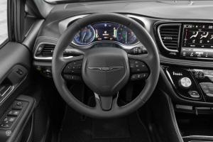 Black Chrysler Pacifica 2023 in Vilnius, with an engine capacity of 3.61 L and mileage of 69 thousand km for 29800 €, photo 20 on AUTOMOTO.COM.LV