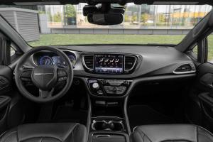 Black Chrysler Pacifica 2023 in Vilnius, with an engine capacity of 3.61 L and mileage of 69 thousand km for 29800 €, photo 21 on AUTOMOTO.COM.LV
