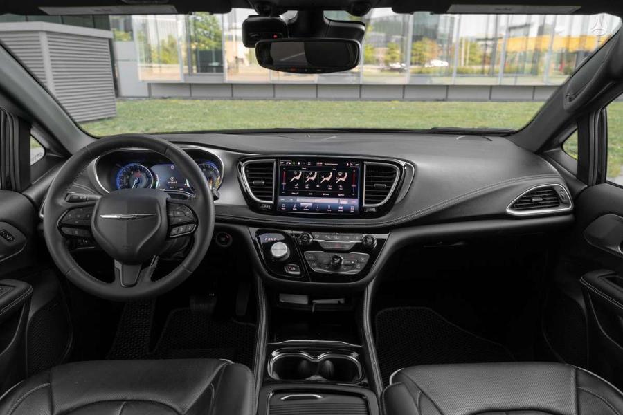 Black Chrysler Pacifica 2023 in Vilnius, with an engine capacity of 3.61 L and mileage of 69 thousand km for 29800 €, photo 21 on AUTOMOTO.COM.LV