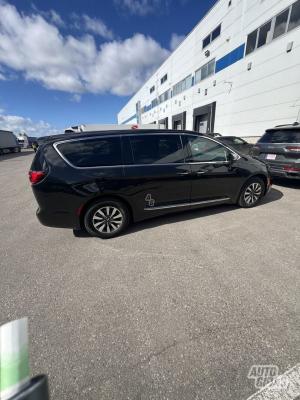 Black Chrysler Pacifica 2023 in Klaipeda, with an engine capacity of 3.60 L and mileage of 76 thousand km for 31800 €, photo 3 on AUTOMOTO.COM.LV