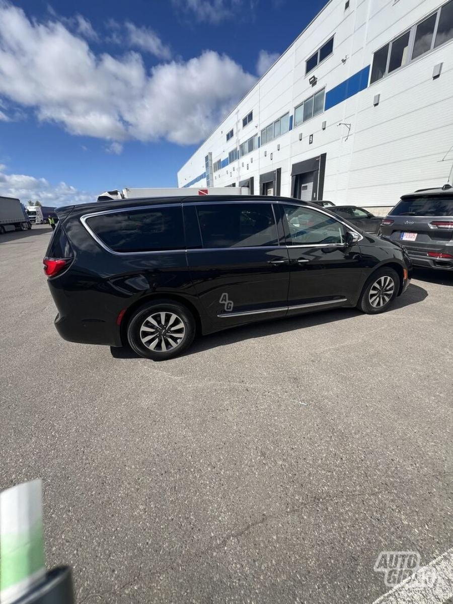 Black Chrysler Pacifica 2023 in Klaipeda, with an engine capacity of 3.60 L and mileage of 76 thousand km for 31800 €, photo 3 on AUTOMOTO.COM.LV