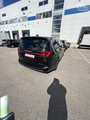 Black Chrysler Pacifica 2023 in Klaipeda, with an engine capacity of 3.60 L and mileage of 76 thousand km for 31800 €, photo 4 on AUTOMOTO.COM.LV