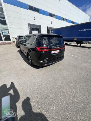 Black Chrysler Pacifica 2023 in Klaipeda, with an engine capacity of 3.60 L and mileage of 76 thousand km for 31800 €, photo 5 on AUTOMOTO.COM.LV