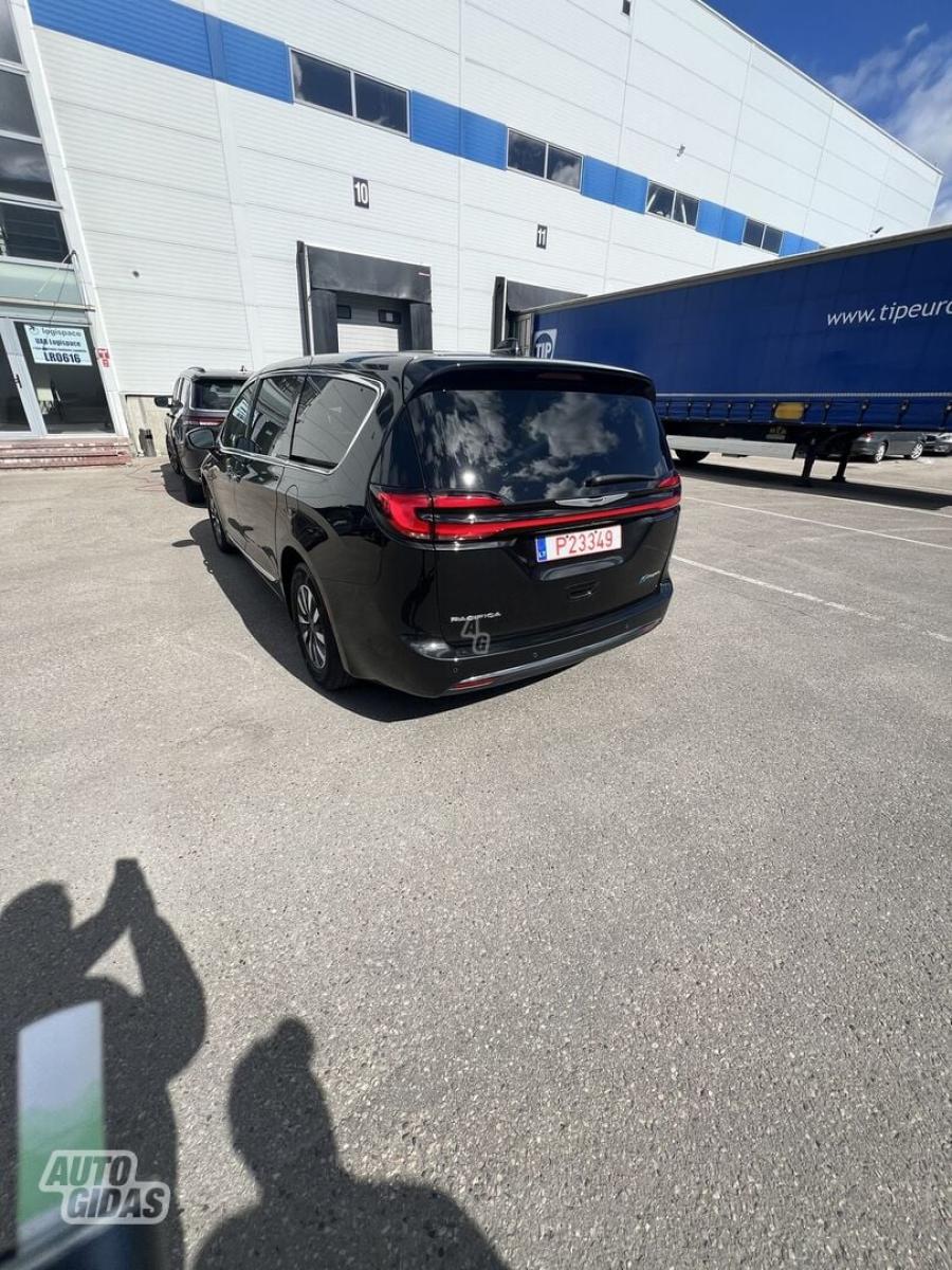 Black Chrysler Pacifica 2023 in Klaipeda, with an engine capacity of 3.60 L and mileage of 76 thousand km for 31800 €, photo 5 on AUTOMOTO.COM.LV