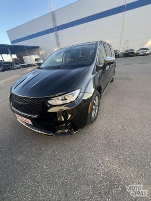 Black Chrysler Pacifica 2023 in Klaipeda, with an engine capacity of 3.60 L and mileage of 76 thousand km for 31800 €, photo 6 on AUTOMOTO.COM.LV