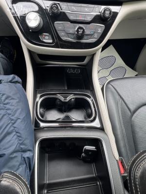 Black Chrysler Pacifica 2023 in Klaipeda, with an engine capacity of 3.60 L and mileage of 76 thousand km for 31800 €, photo 14 on AUTOMOTO.COM.LV