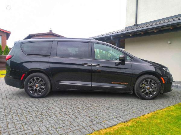 Melns Chrysler Pacifica 2023 Viļņa, ar dzinēja tilpumu 3.60 L un nobraukumu 128 tūkst. km par 26500 €, foto 5 vietnē AUTOMOTO.COM.LV