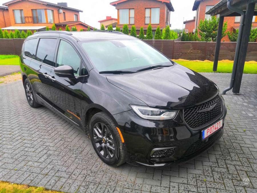 Melns Chrysler Pacifica 2023 Viļņa, ar dzinēja tilpumu 3.60 L un nobraukumu 128 tūkst. km par 26500 €, foto 3 vietnē AUTOMOTO.COM.LV
