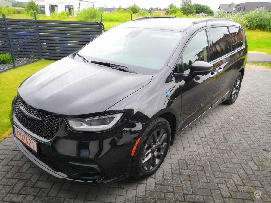 Melns Chrysler Pacifica 2023 Viļņa, ar dzinēja tilpumu 3.60 L un nobraukumu 128 tūkst. km par 26500 €, foto 5 vietnē AUTOMOTO.COM.LV