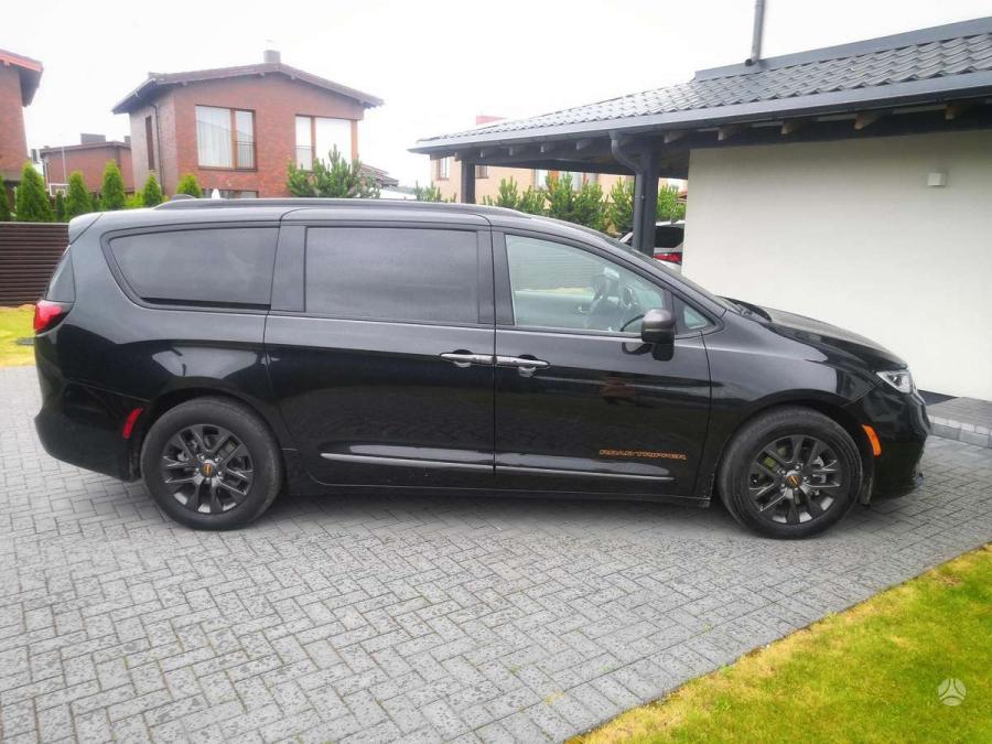 Melns Chrysler Pacifica 2023 Viļņa, ar dzinēja tilpumu 3.60 L un nobraukumu 128 tūkst. km par 26500 €, foto 7 vietnē AUTOMOTO.COM.LV