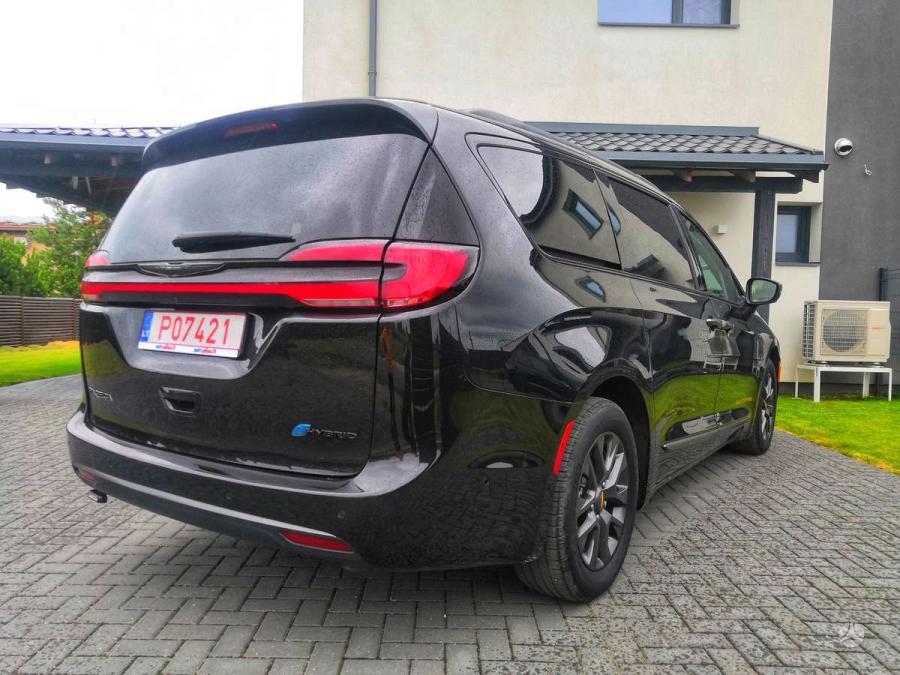 Melns Chrysler Pacifica 2023 Viļņa, ar dzinēja tilpumu 3.60 L un nobraukumu 128 tūkst. km par 26500 €, foto 8 vietnē AUTOMOTO.COM.LV
