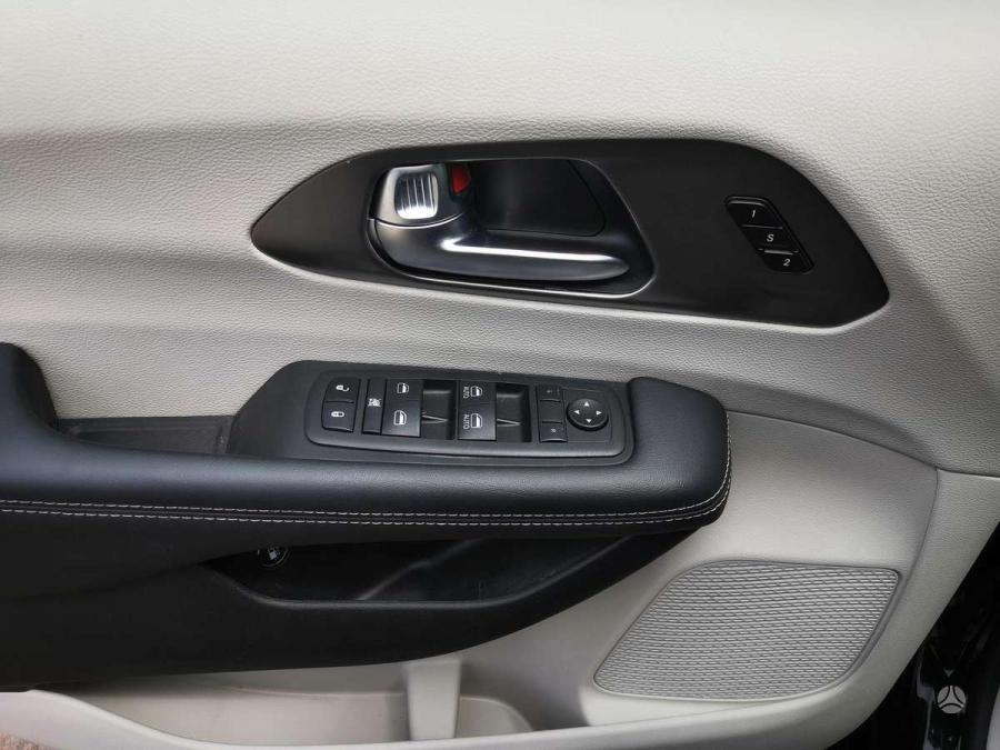 Melns Chrysler Pacifica 2023 Viļņa, ar dzinēja tilpumu 3.60 L un nobraukumu 128 tūkst. km par 26500 €, foto 18 vietnē AUTOMOTO.COM.LV