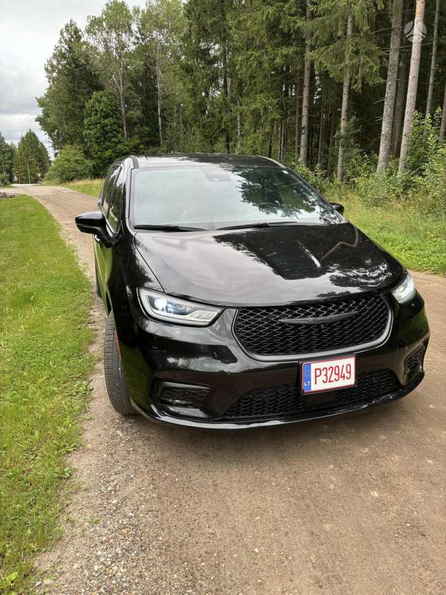 Melns Chrysler Pacifica 2023 Plungė, ar dzinēja tilpumu 3.61 L un nobraukumu 57 tūkst. km par 20850 €, foto 3 vietnē AUTOMOTO.COM.LV