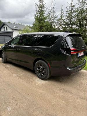 Melns Chrysler Pacifica 2023 Plungė, ar dzinēja tilpumu 3.61 L un nobraukumu 57 tūkst. km par 20850 €, foto 4 vietnē AUTOMOTO.COM.LV