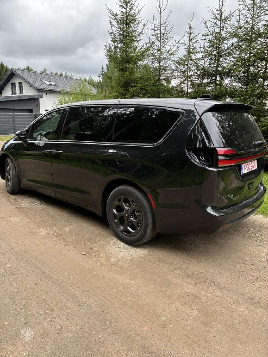 Melns Chrysler Pacifica 2023 Plungė, ar dzinēja tilpumu 3.61 L un nobraukumu 57 tūkst. km par 20850 €, foto 4 vietnē AUTOMOTO.COM.LV