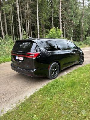 Melns Chrysler Pacifica 2023 Plungė, ar dzinēja tilpumu 3.61 L un nobraukumu 57 tūkst. km par 20850 €, foto 5 vietnē AUTOMOTO.COM.LV