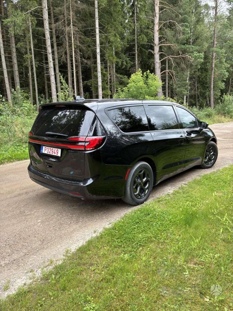 Melns Chrysler Pacifica 2023 Plungė, ar dzinēja tilpumu 3.61 L un nobraukumu 57 tūkst. km par 20850 €, foto 5 vietnē AUTOMOTO.COM.LV