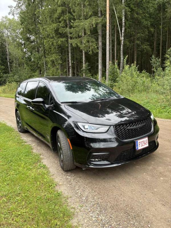 Black Chrysler Pacifica 2023 in Plunge, with an engine capacity of 3.61 L and mileage of 57 thousand km for 20850 €, photo 5 on AUTOMOTO.COM.LV