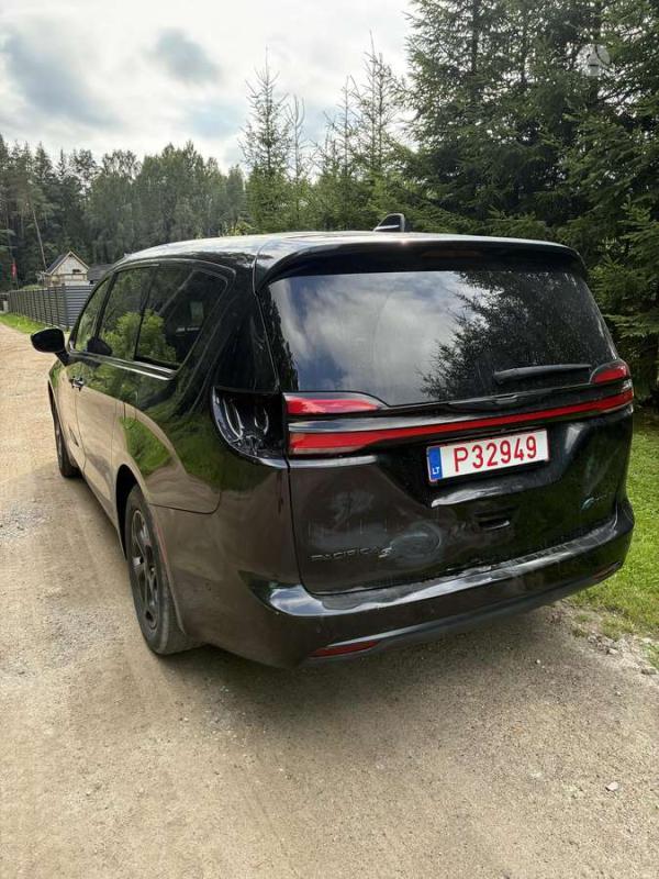Black Chrysler Pacifica 2023 in Plunge, with an engine capacity of 3.61 L and mileage of 57 thousand km for 20850 €, photo 6 on AUTOMOTO.COM.LV