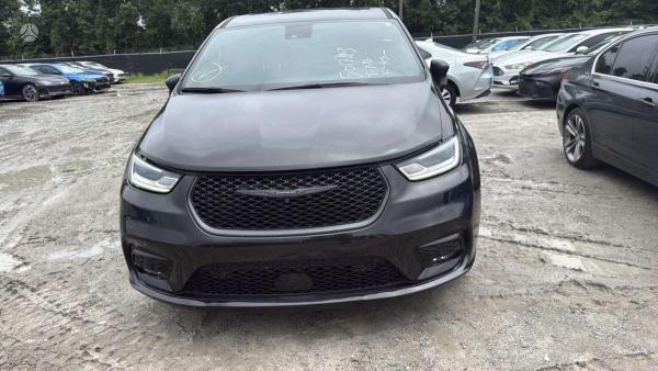 Black Chrysler Pacifica 2023 in Plunge, with an engine capacity of 3.61 L and mileage of 57 thousand km for 20850 €, photo 10 on AUTOMOTO.COM.LV