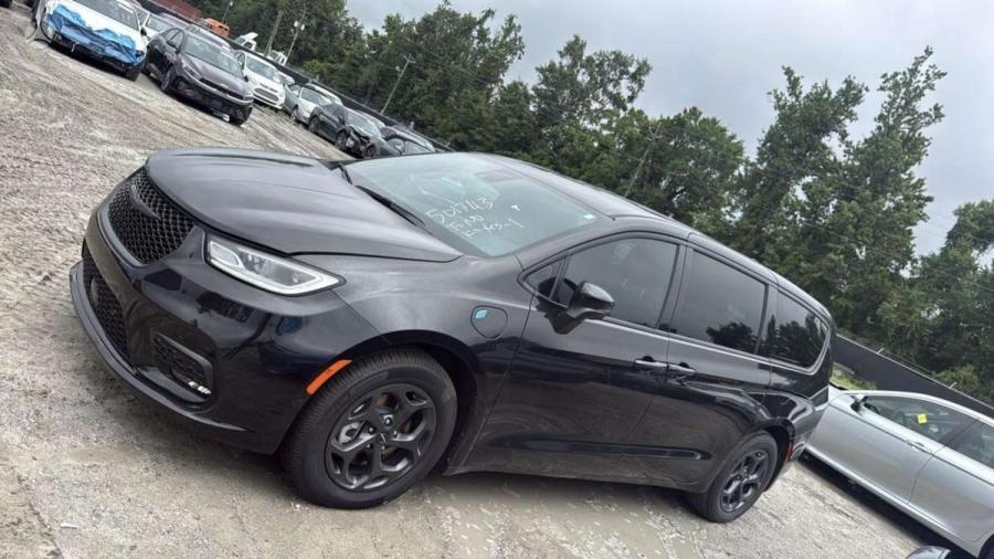 Melns Chrysler Pacifica 2023 Plungė, ar dzinēja tilpumu 3.61 L un nobraukumu 57 tūkst. km par 20850 €, foto 12 vietnē AUTOMOTO.COM.LV