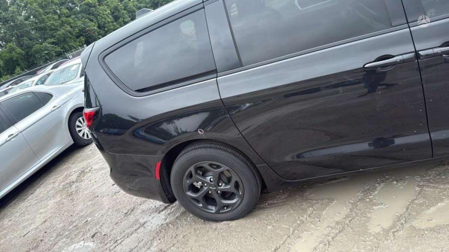 Melns Chrysler Pacifica 2023 Plungė, ar dzinēja tilpumu 3.61 L un nobraukumu 57 tūkst. km par 20850 €, foto 16 vietnē AUTOMOTO.COM.LV