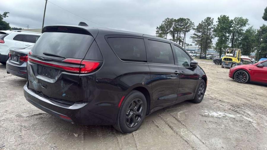 Melns Chrysler Pacifica 2023 Plungė, ar dzinēja tilpumu 3.61 L un nobraukumu 57 tūkst. km par 20850 €, foto 20 vietnē AUTOMOTO.COM.LV