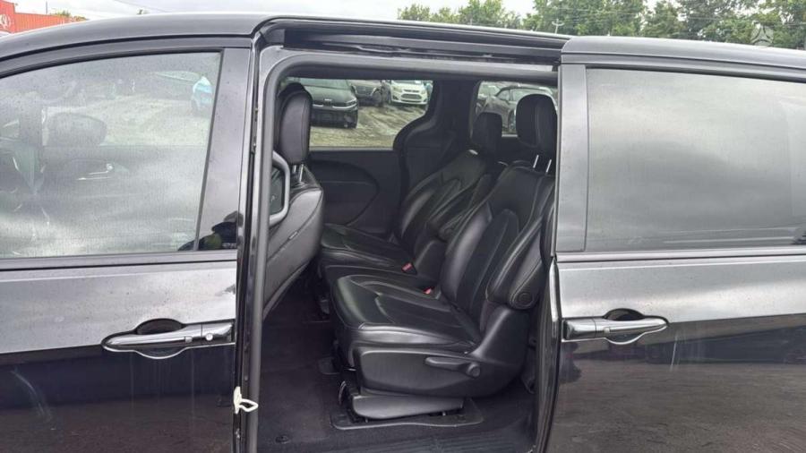 Melns Chrysler Pacifica 2023 Plungė, ar dzinēja tilpumu 3.61 L un nobraukumu 57 tūkst. km par 20850 €, foto 21 vietnē AUTOMOTO.COM.LV