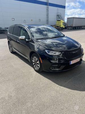 Black Chrysler Pacifica 2023 in Klaipeda, with an engine capacity of 3.60 L and mileage of 77 thousand km for 31800 €, photo  on AUTOMOTO.COM.LV