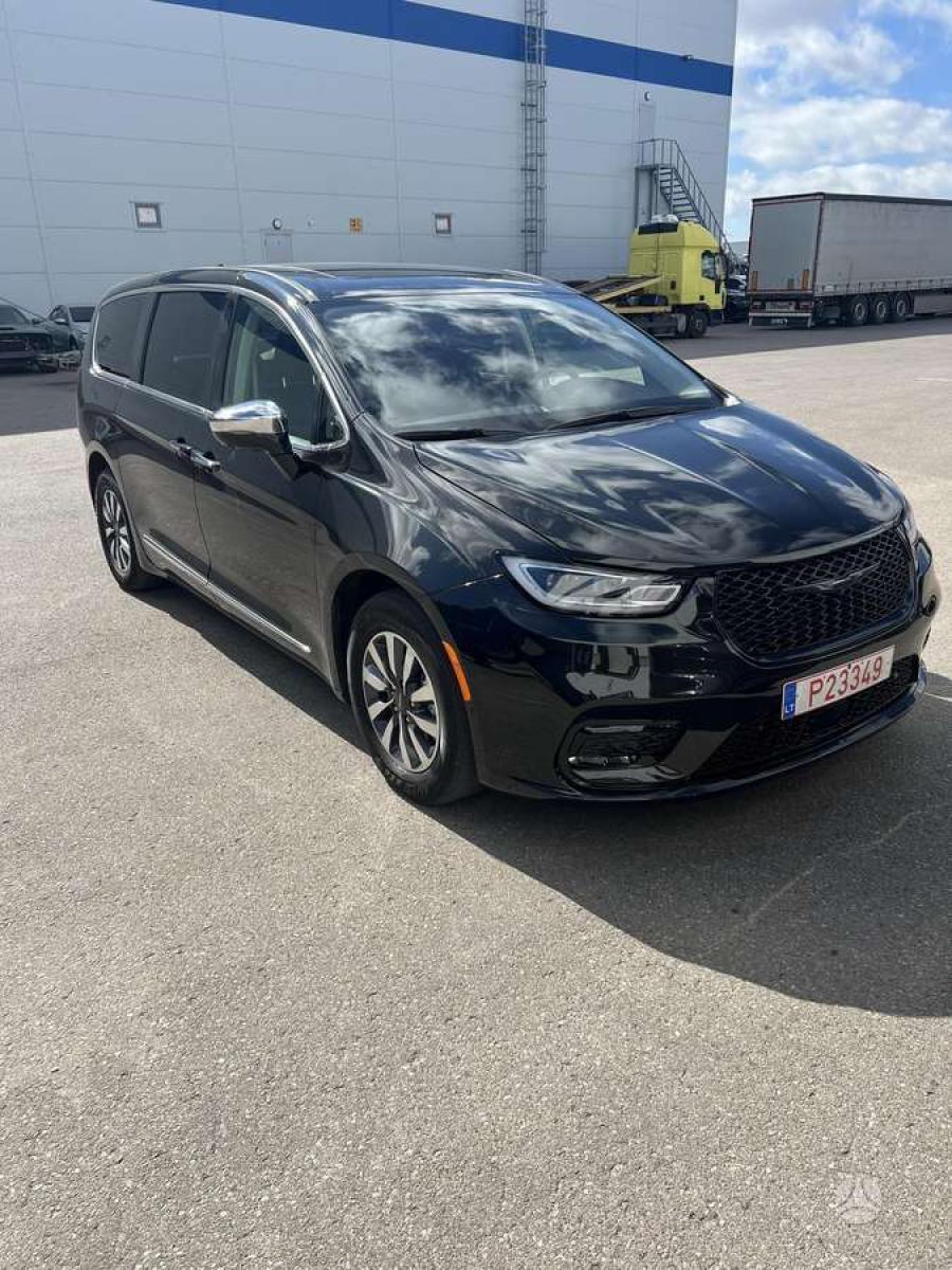 Black Chrysler Pacifica 2023 in Klaipeda, with an engine capacity of 3.60 L and mileage of 77 thousand km for 31800 €, photo 1 on AUTOMOTO.COM.LV