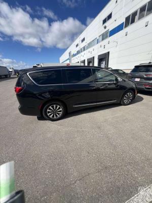 Black Chrysler Pacifica 2023 in Klaipeda, with an engine capacity of 3.60 L and mileage of 77 thousand km for 31800 €, photo 3 on AUTOMOTO.COM.LV