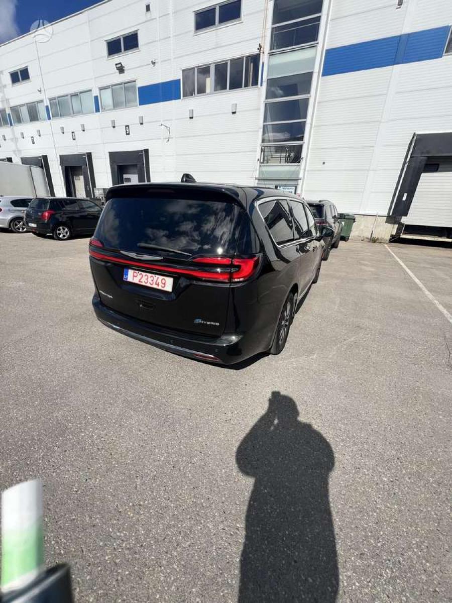 Black Chrysler Pacifica 2023 in Klaipeda, with an engine capacity of 3.60 L and mileage of 77 thousand km for 31800 €, photo 4 on AUTOMOTO.COM.LV