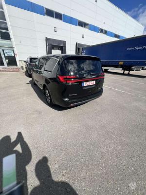 Black Chrysler Pacifica 2023 in Klaipeda, with an engine capacity of 3.60 L and mileage of 77 thousand km for 31800 €, photo 5 on AUTOMOTO.COM.LV