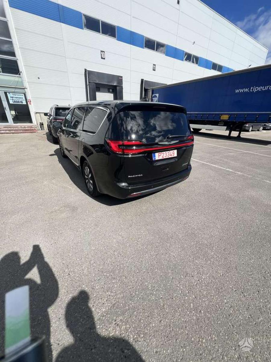 Black Chrysler Pacifica 2023 in Klaipeda, with an engine capacity of 3.60 L and mileage of 77 thousand km for 31800 €, photo 5 on AUTOMOTO.COM.LV