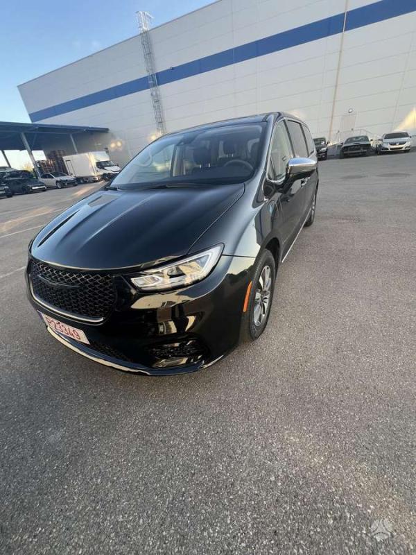 Black Chrysler Pacifica 2023 in Klaipeda, with an engine capacity of 3.60 L and mileage of 77 thousand km for 31800 €, photo 5 on AUTOMOTO.COM.LV