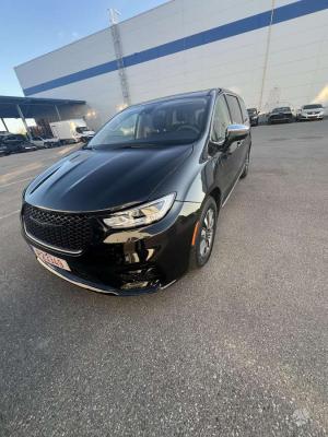 Black Chrysler Pacifica 2023 in Klaipeda, with an engine capacity of 3.60 L and mileage of 77 thousand km for 31800 €, photo 6 on AUTOMOTO.COM.LV