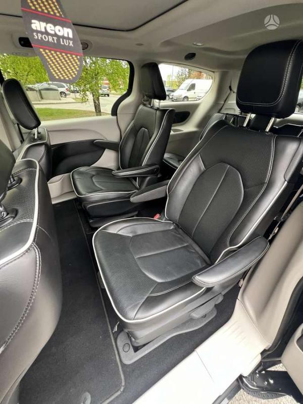 Black Chrysler Pacifica 2023 in Klaipeda, with an engine capacity of 3.60 L and mileage of 77 thousand km for 31800 €, photo 6 on AUTOMOTO.COM.LV