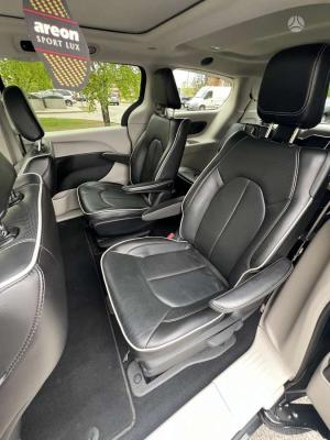 Black Chrysler Pacifica 2023 in Klaipeda, with an engine capacity of 3.60 L and mileage of 77 thousand km for 31800 €, photo 7 on AUTOMOTO.COM.LV
