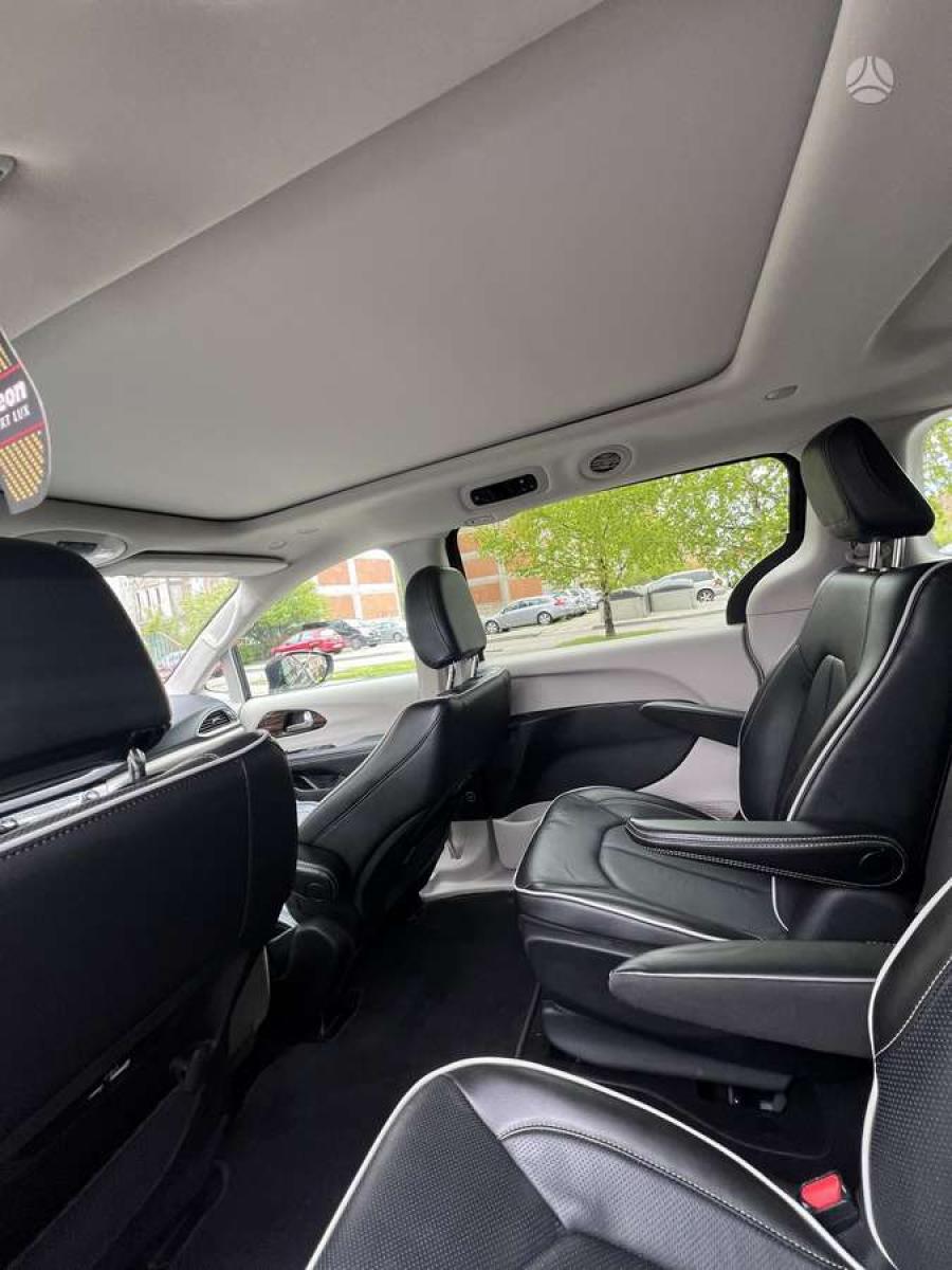 Black Chrysler Pacifica 2023 in Klaipeda, with an engine capacity of 3.60 L and mileage of 77 thousand km for 31800 €, photo 9 on AUTOMOTO.COM.LV