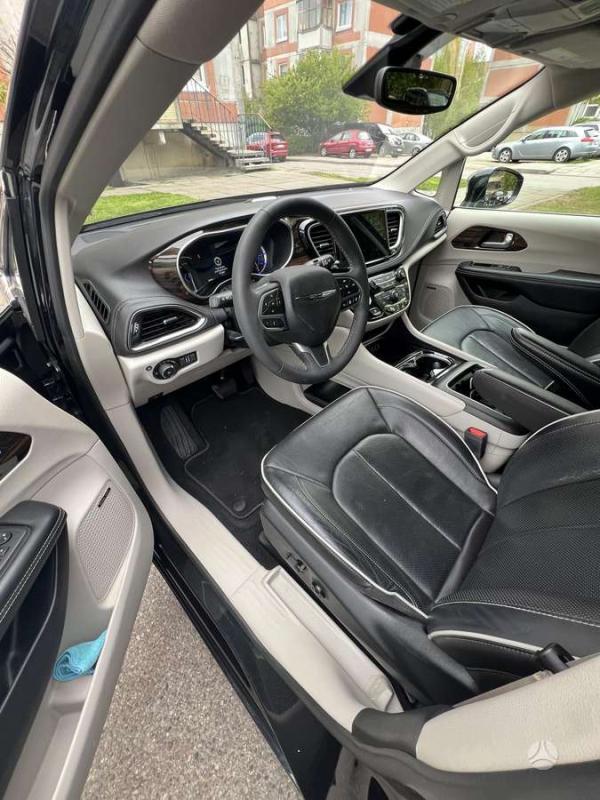 Black Chrysler Pacifica 2023 in Klaipeda, with an engine capacity of 3.60 L and mileage of 77 thousand km for 31800 €, photo 9 on AUTOMOTO.COM.LV
