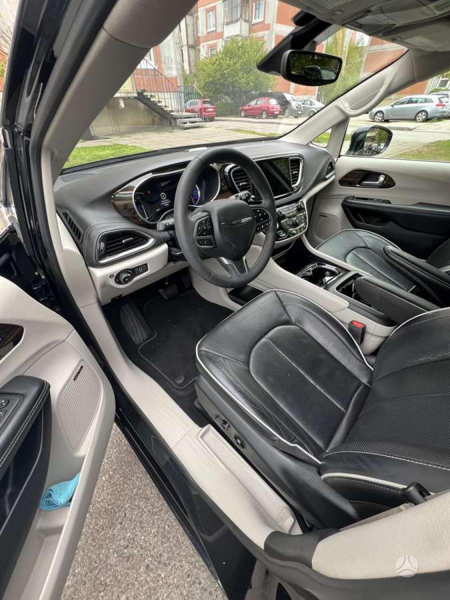 Black Chrysler Pacifica 2023 in Klaipeda, with an engine capacity of 3.60 L and mileage of 77 thousand km for 31800 €, photo 10 on AUTOMOTO.COM.LV