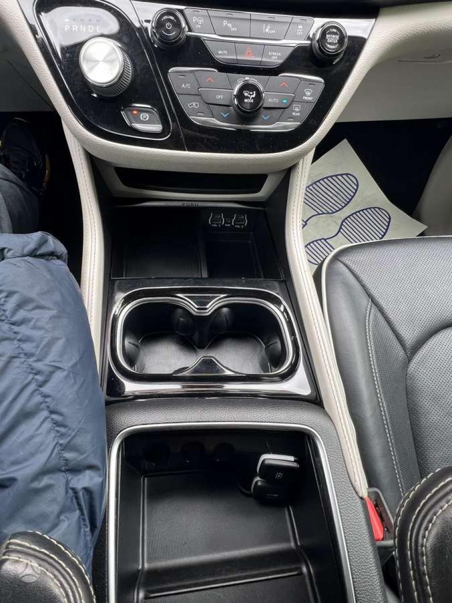 Black Chrysler Pacifica 2023 in Klaipeda, with an engine capacity of 3.60 L and mileage of 77 thousand km for 31800 €, photo 13 on AUTOMOTO.COM.LV