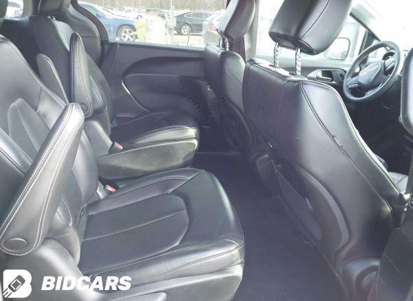 Black Chrysler Pacifica 2023 in Vilnius, with an engine capacity of 3.61 L and mileage of 119 thousand km for 15000 €, photo 8 on AUTOMOTO.COM.LV