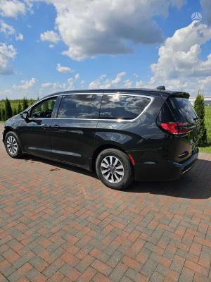 Black Chrysler Pacifica 2023 in Kaunas, with an engine capacity of 3.60 L and mileage of 190 thousand km for 11900 €, photo  on AUTOMOTO.COM.LV