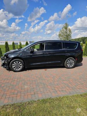 Black Chrysler Pacifica 2023 in Kaunas, with an engine capacity of 3.60 L and mileage of 190 thousand km for 11900 €, photo 3 on AUTOMOTO.COM.LV