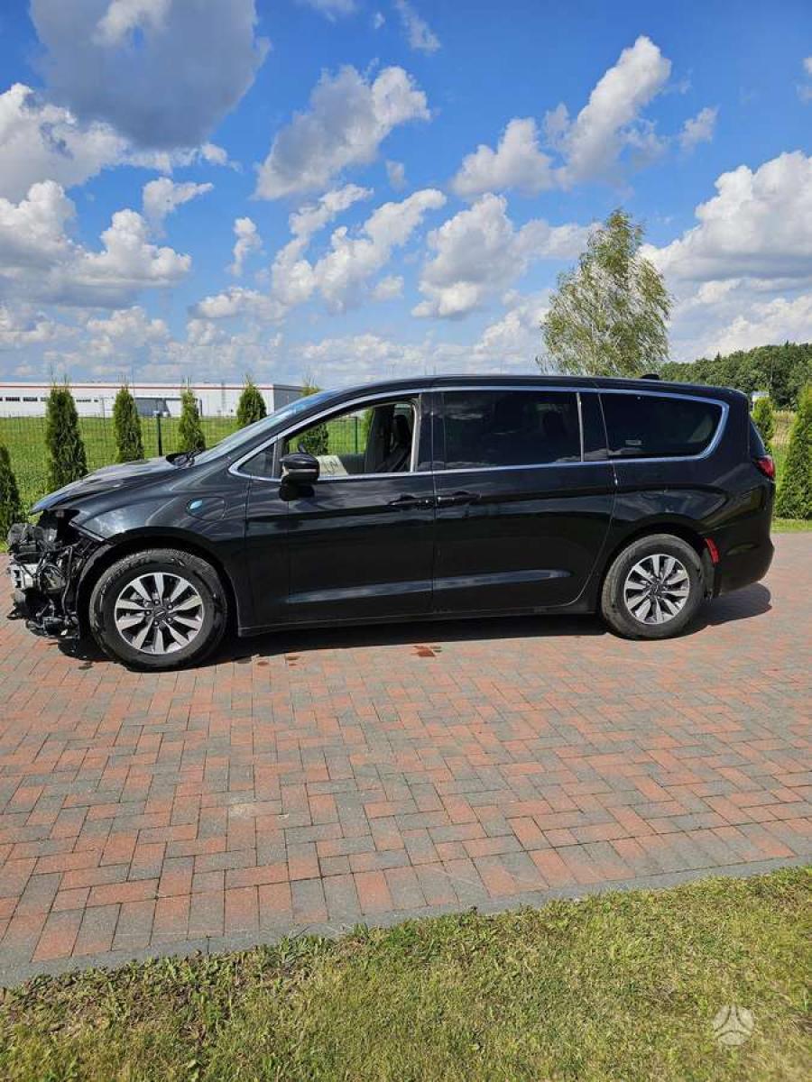 Black Chrysler Pacifica 2023 in Kaunas, with an engine capacity of 3.60 L and mileage of 190 thousand km for 11900 €, photo 3 on AUTOMOTO.COM.LV
