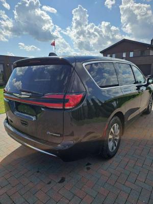 Black Chrysler Pacifica 2023 in Kaunas, with an engine capacity of 3.60 L and mileage of 190 thousand km for 11900 €, photo 4 on AUTOMOTO.COM.LV