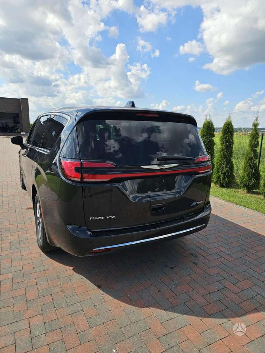 Black Chrysler Pacifica 2023 in Kaunas, with an engine capacity of 3.60 L and mileage of 190 thousand km for 11900 €, photo 5 on AUTOMOTO.COM.LV